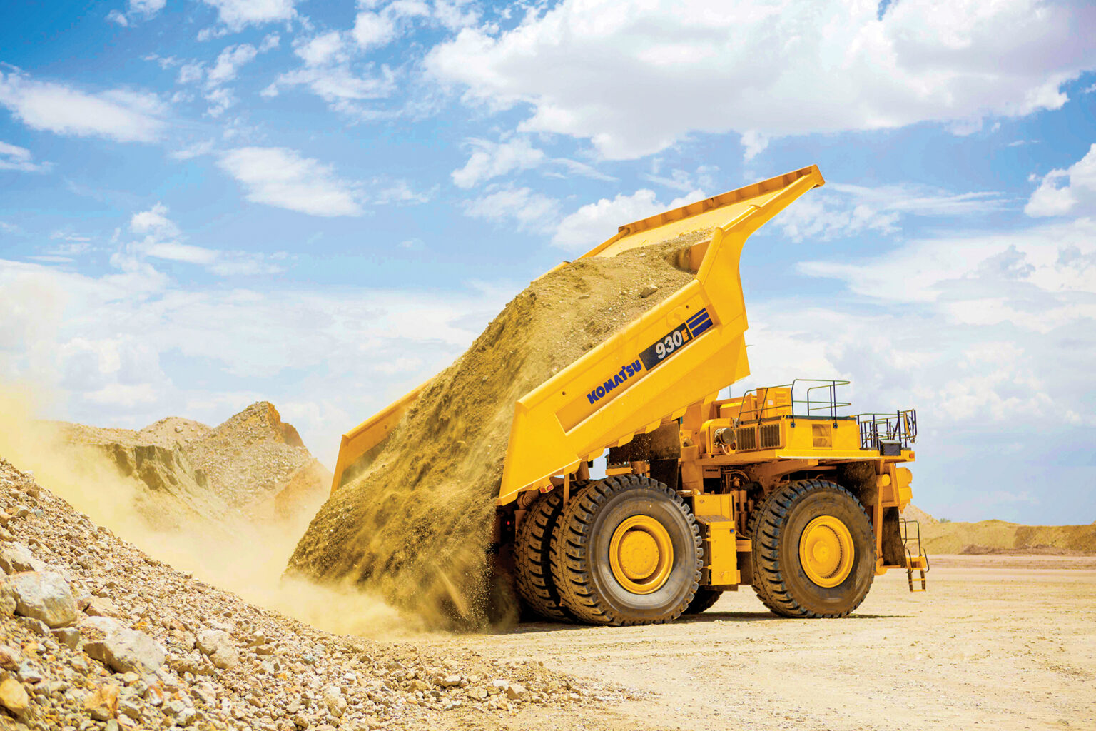 Hydrogen fuel cell-powered mining truck | General Motors and Komatsu ...